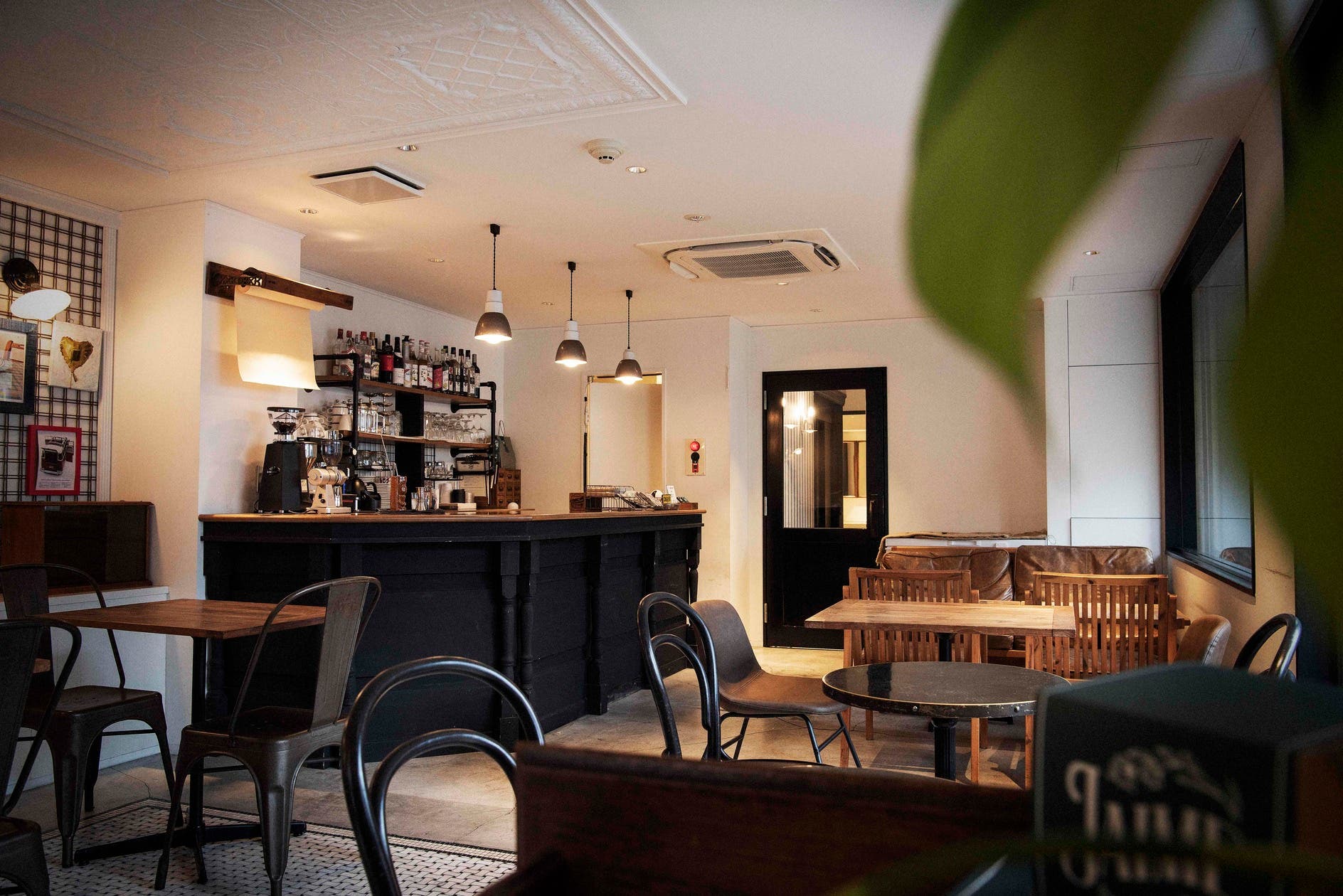 駐車場の目の前、テラスや大きな窓、おしゃれな壁の装飾の写真1