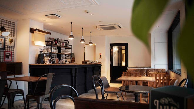 駐車場の目の前、テラスや大きな窓、おしゃれな壁の装飾の写真1