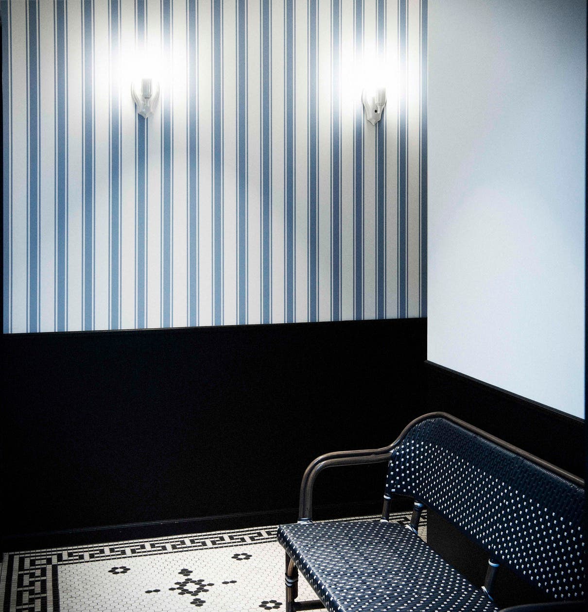 駐車場の目の前、テラスや大きな窓、おしゃれな壁の装飾の写真6