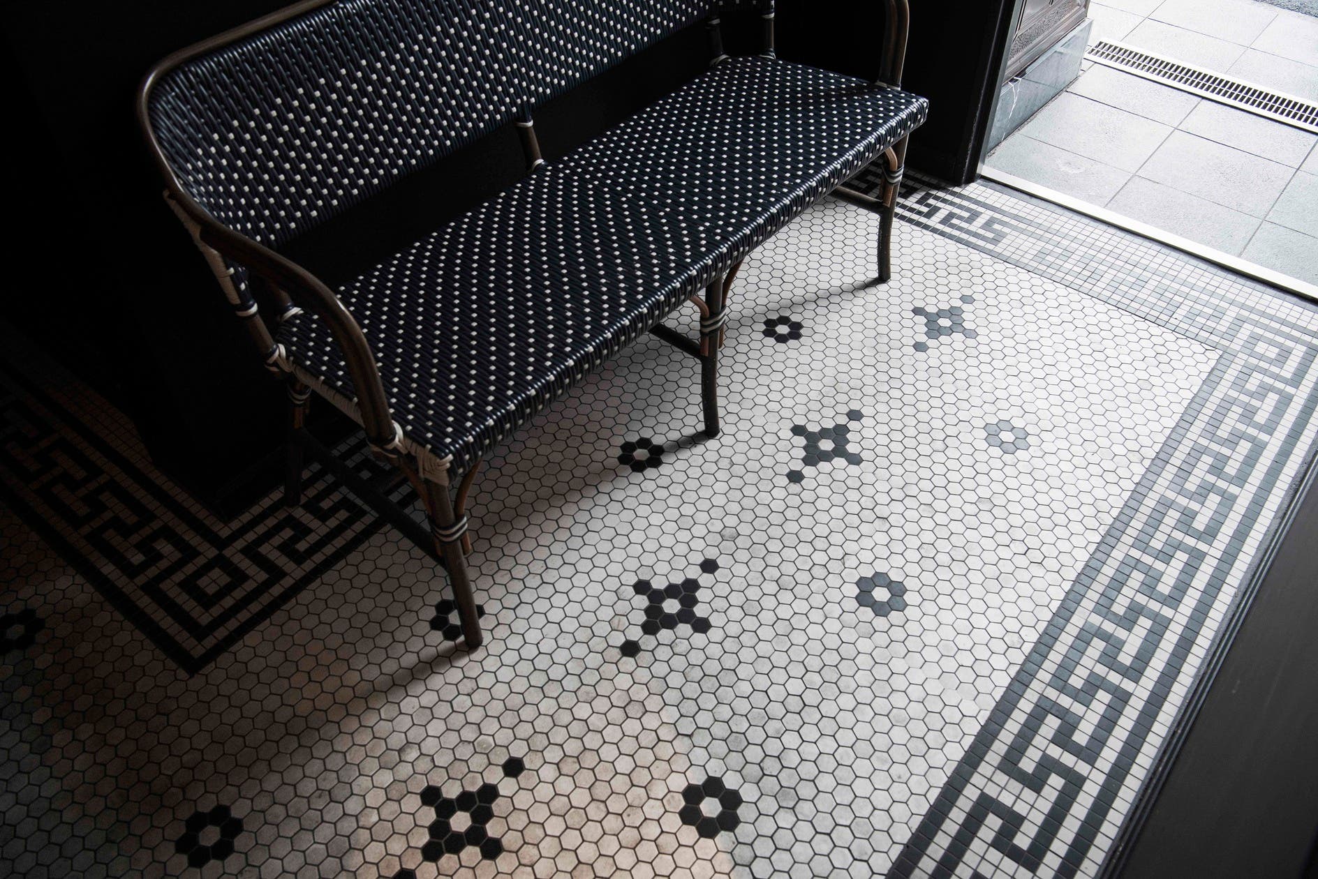 駐車場の目の前、テラスや大きな窓、おしゃれな壁の装飾の写真7