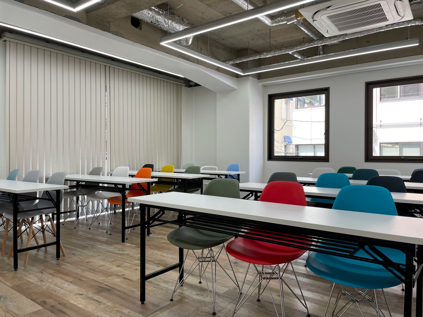 元町駅徒歩4分！会議やセミナーに最適・最大24名収容・窓換気可・WIFI完備・ホワイトボードの写真1