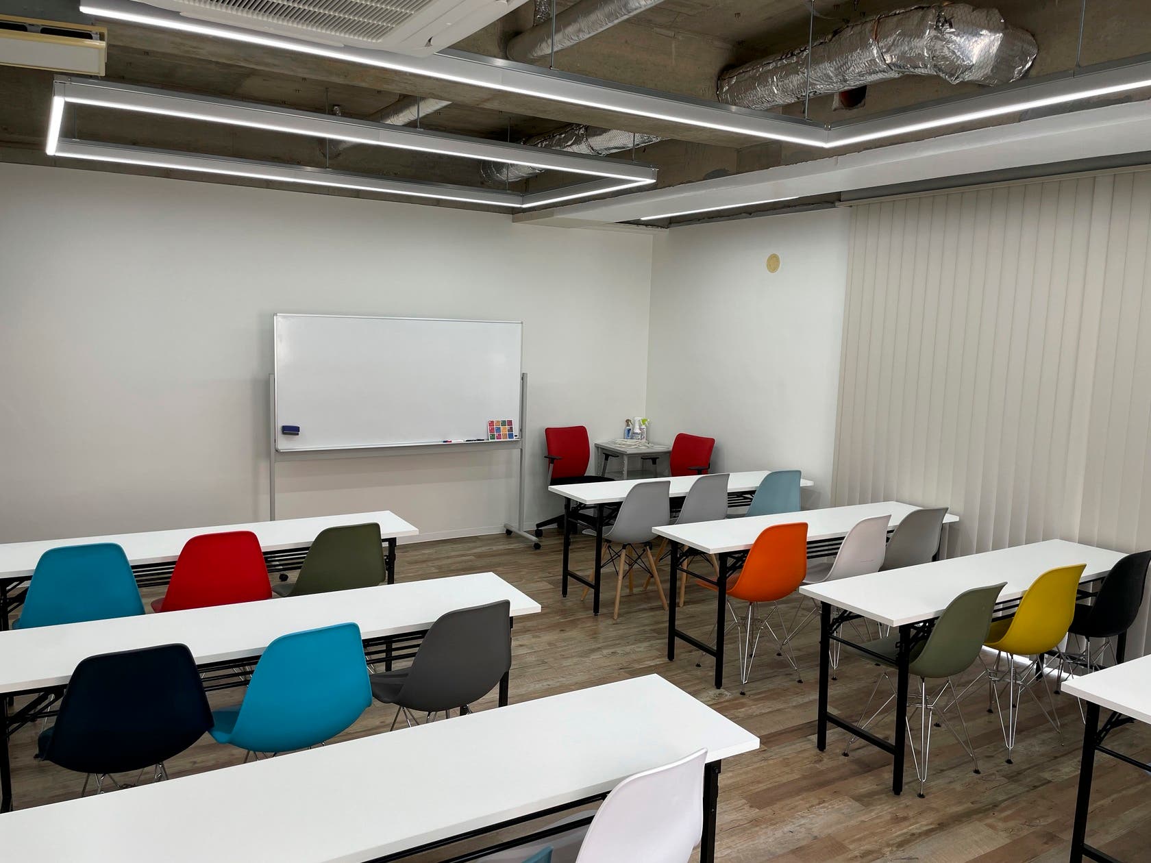 元町駅徒歩4分！会議やセミナーに最適・最大24名収容・窓換気可・WIFI完備・ホワイトボードの写真2