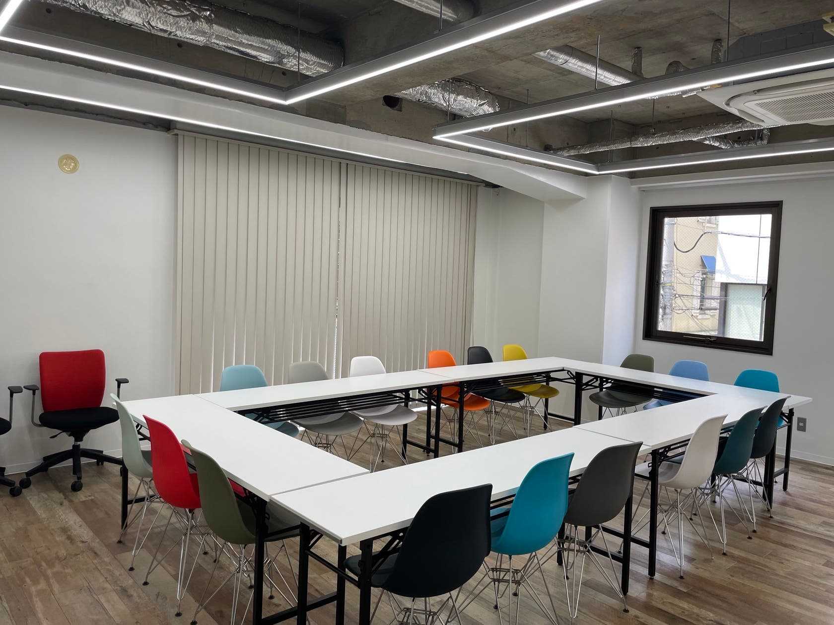 元町駅徒歩4分！会議やセミナーに最適・最大24名収容・窓換気可・WIFI完備・ホワイトボードの写真3