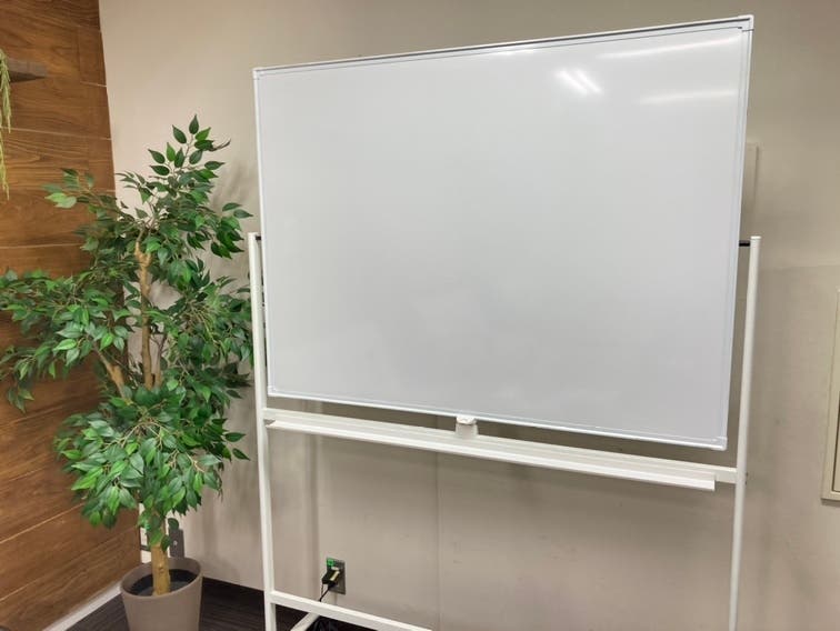 【東銀座駅1分・銀座駅5分】最大収容人数12名のおしゃれなカフェ風会議室✨プロジェクター完備✨研修・面接・商談・勉強会にの写真8