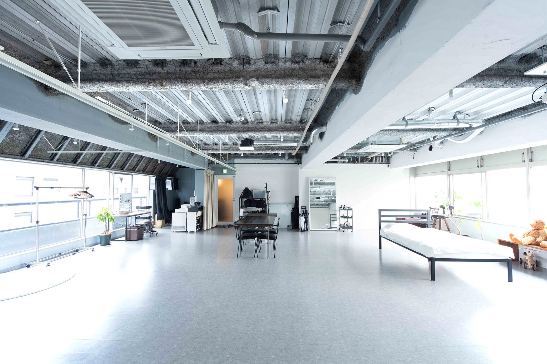 自然光もライティングも！南北の大きな窓からの自然光に加え、ストロボ、バック紙などの写真1