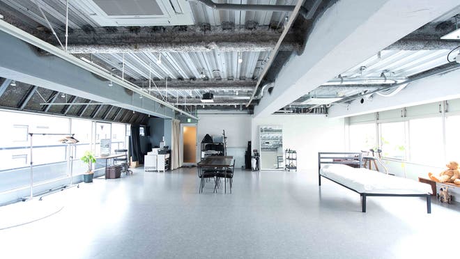 自然光もライティングも!南北の大きな窓からの自然光に加え、ストロボ、バック紙などの写真1