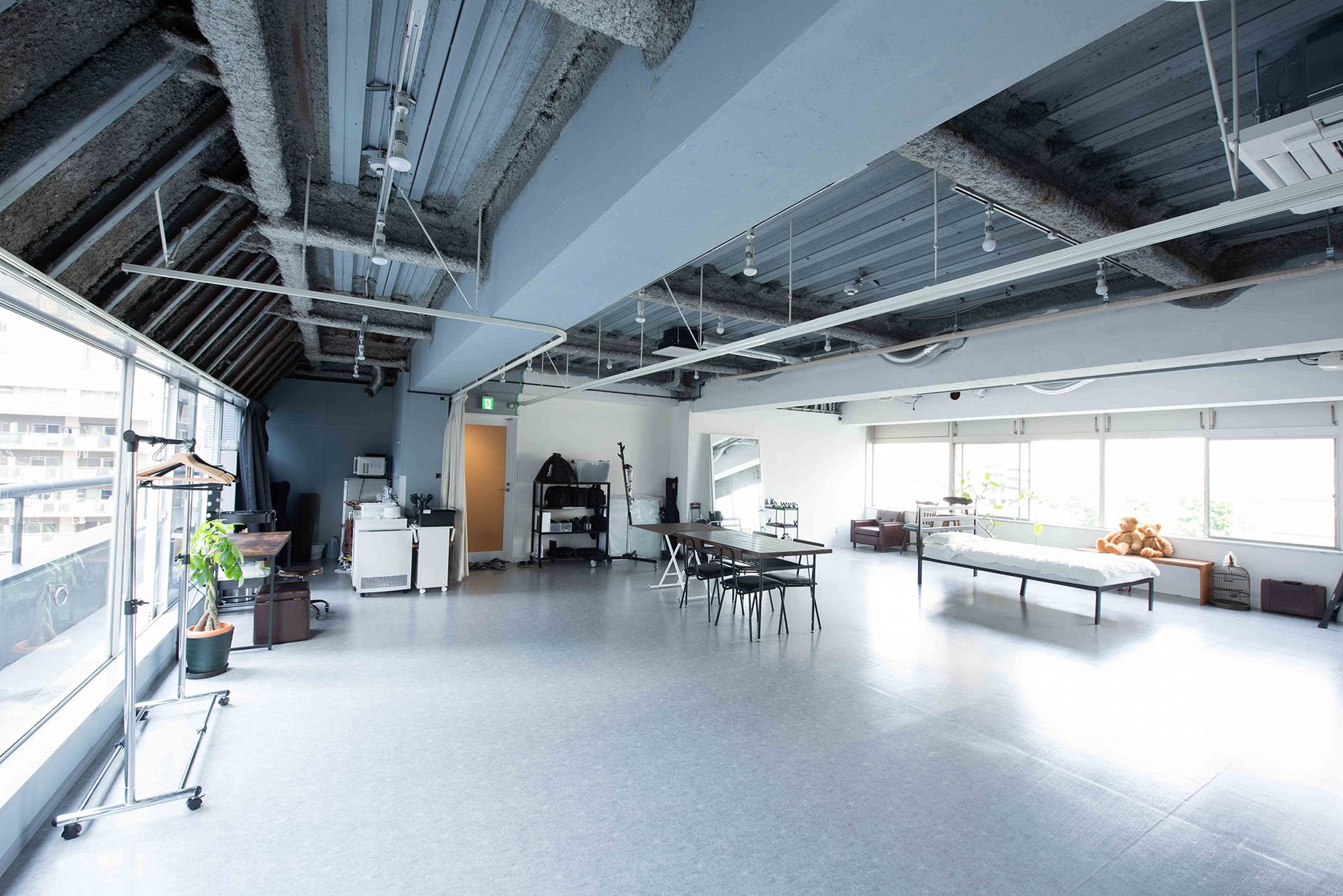 自然光もライティングも！南北の大きな窓からの自然光に加え、ストロボ、バック紙などの写真2