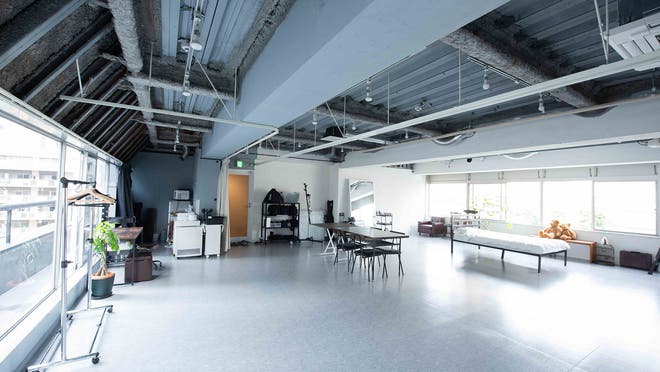 自然光もライティングも!南北の大きな窓からの自然光に加え、ストロボ、バック紙などの写真2