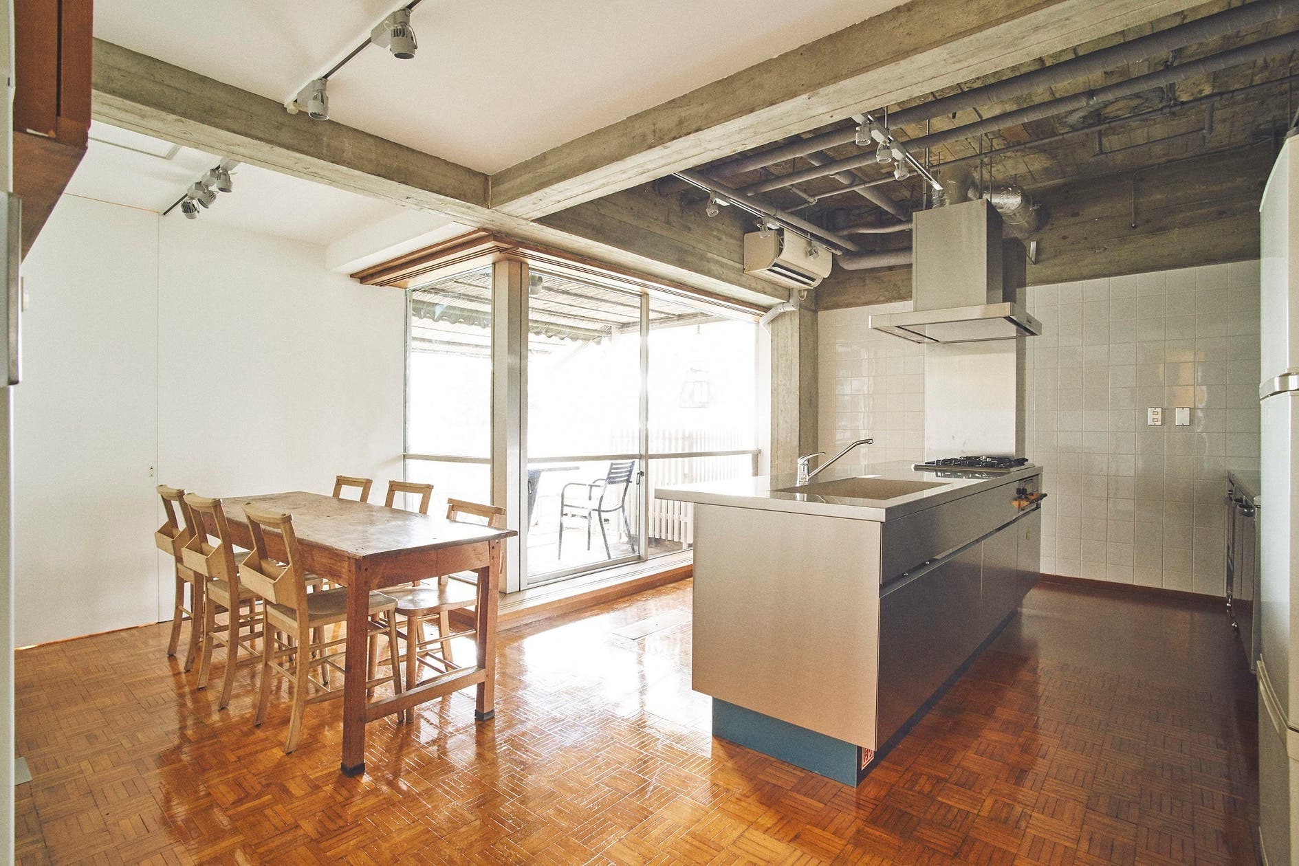 【明治神宮前〈原宿〉、明治通り沿い】NEW OPEN！名作ヴィンテージマンション ビラビアンカの自然光キッチンスタジオの写真6