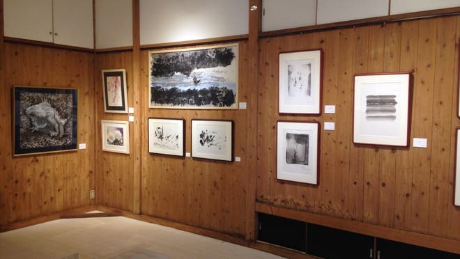 【展示プランB】-入口側半面- 絵画、書、写真、彫刻、工芸などの展示に使えるギャラリースペースの写真1