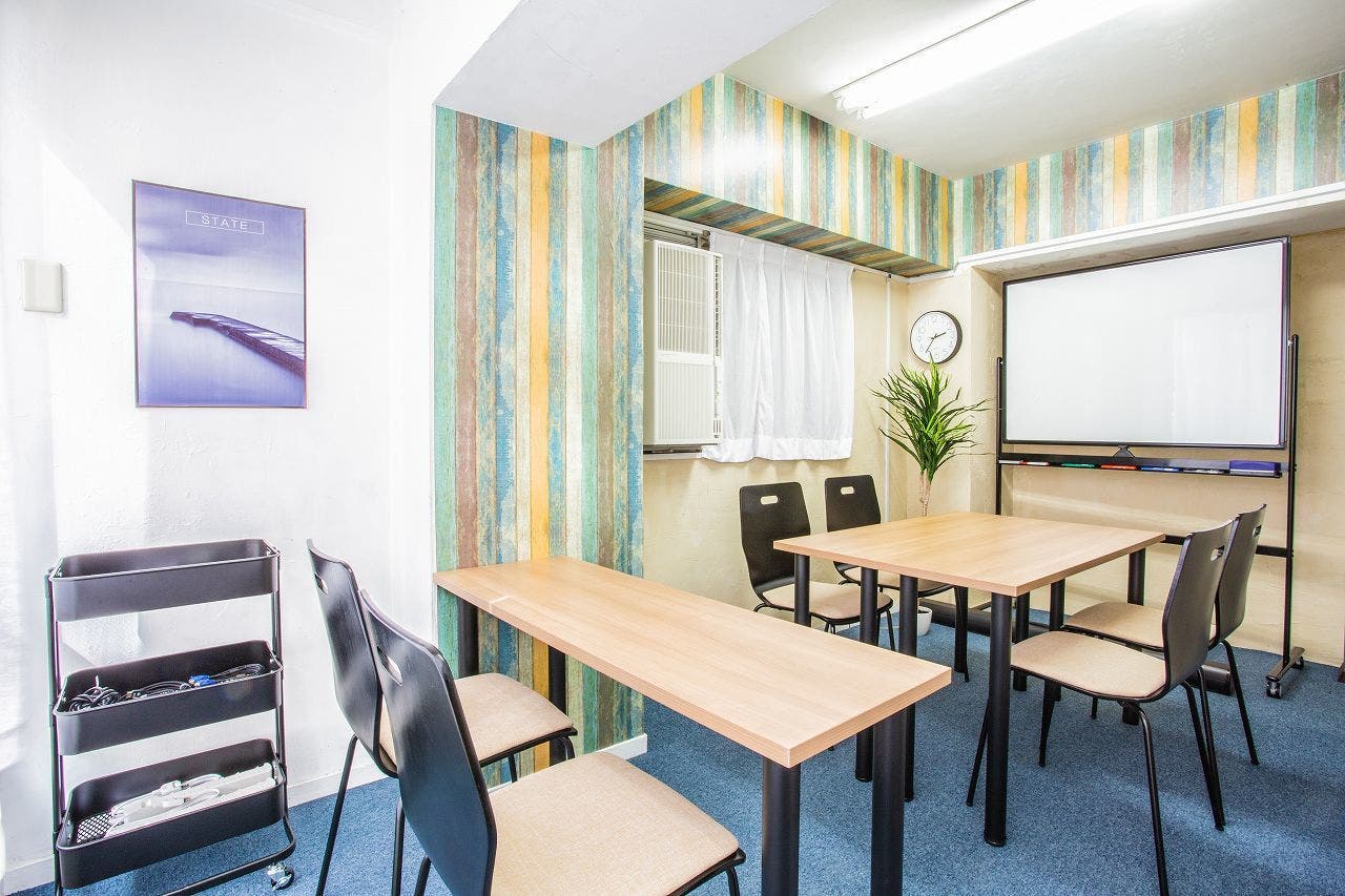 【飯田橋駅3分！10名利用可】綺麗な室内！WiFi・プロジェクター・ホワイトボード全て無料！土足可！ふれあい貸し会議室 飯田橋Aの写真1