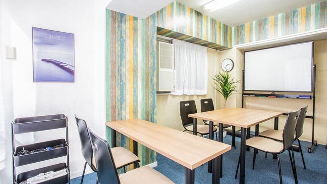 【飯田橋駅3分!10名利用可】綺麗な室内!WiFi・プロジェクター・ホワイトボード全て無料!土足可!ふれあい貸し会議室 飯田橋Aの写真1