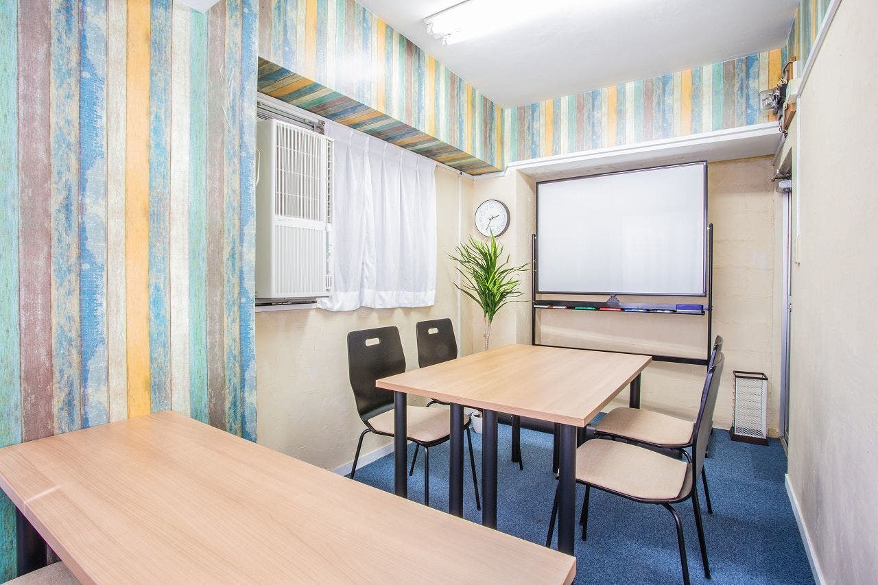 【飯田橋駅3分！10名利用可】綺麗な室内！WiFi・プロジェクター・ホワイトボード全て無料！土足可！ふれあい貸し会議室 飯田橋Aの写真2