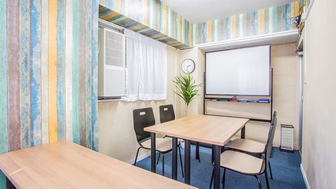 【飯田橋駅3分!10名利用可】綺麗な室内!WiFi・プロジェクター・ホワイトボード全て無料!土足可!ふれあい貸し会議室 飯田橋Aの写真2