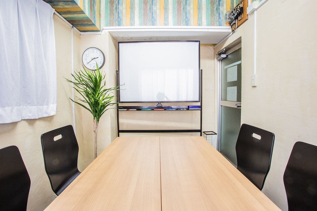 【飯田橋駅3分！10名利用可】綺麗な室内！WiFi・プロジェクター・ホワイトボード全て無料！土足可！ふれあい貸し会議室 飯田橋Aの写真3