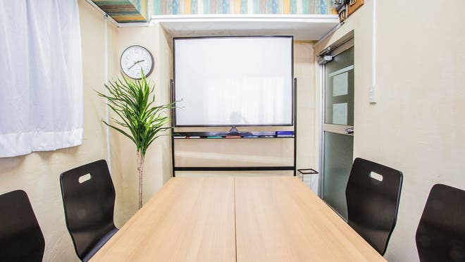 【飯田橋駅3分!10名利用可】綺麗な室内!WiFi・プロジェクター・ホワイトボード全て無料!土足可!ふれあい貸し会議室 飯田橋Aの写真3