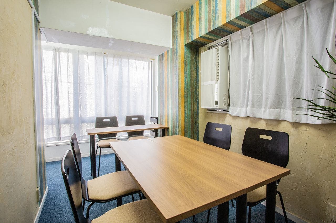 【飯田橋駅3分！10名利用可】綺麗な室内！WiFi・プロジェクター・ホワイトボード全て無料！土足可！ふれあい貸し会議室 飯田橋Aの写真4