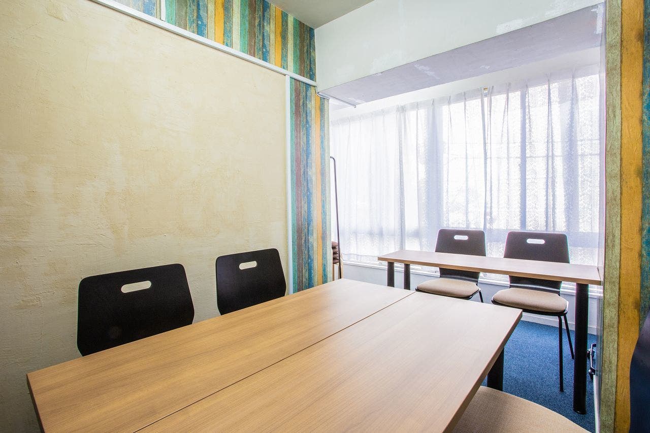 【飯田橋駅3分！10名利用可】綺麗な室内！WiFi・プロジェクター・ホワイトボード全て無料！土足可！ふれあい貸し会議室 飯田橋Aの写真5