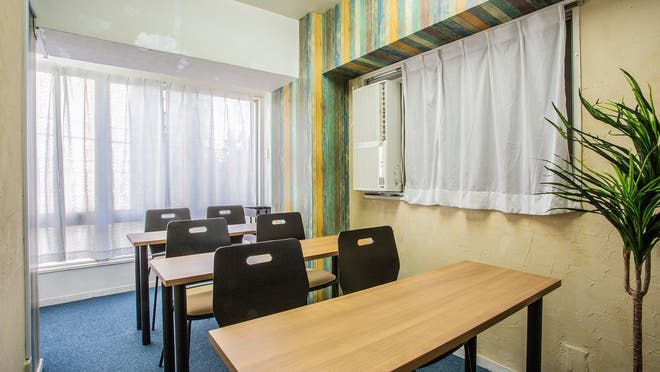 【飯田橋駅3分!10名利用可】綺麗な室内!WiFi・プロジェクター・ホワイトボード全て無料!土足可!ふれあい貸し会議室 飯田橋Aの写真10