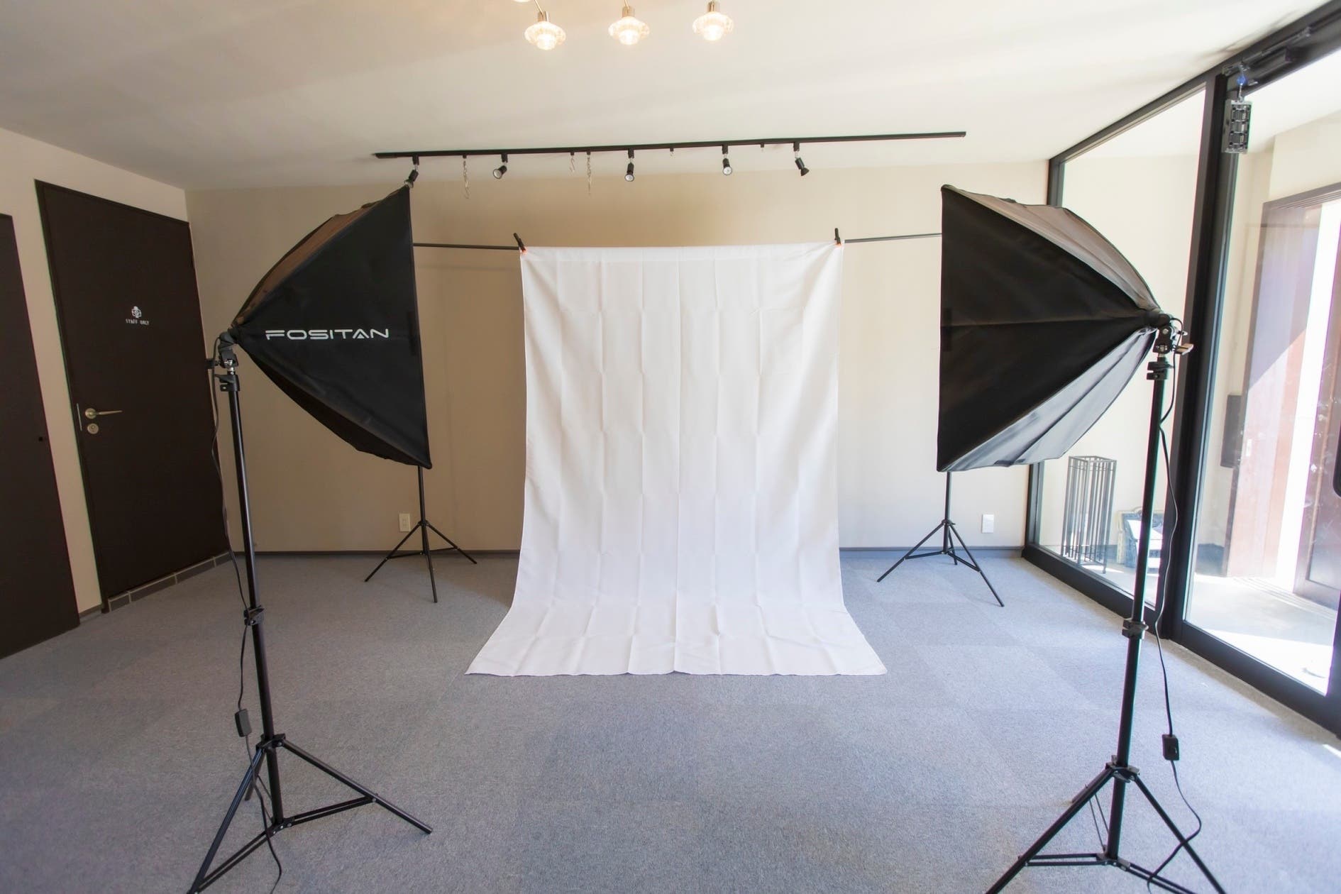 自然光あふれる☀️撮影スペースとして最適🌟 パーティーや会議利用でもどうぞ🌳の写真6