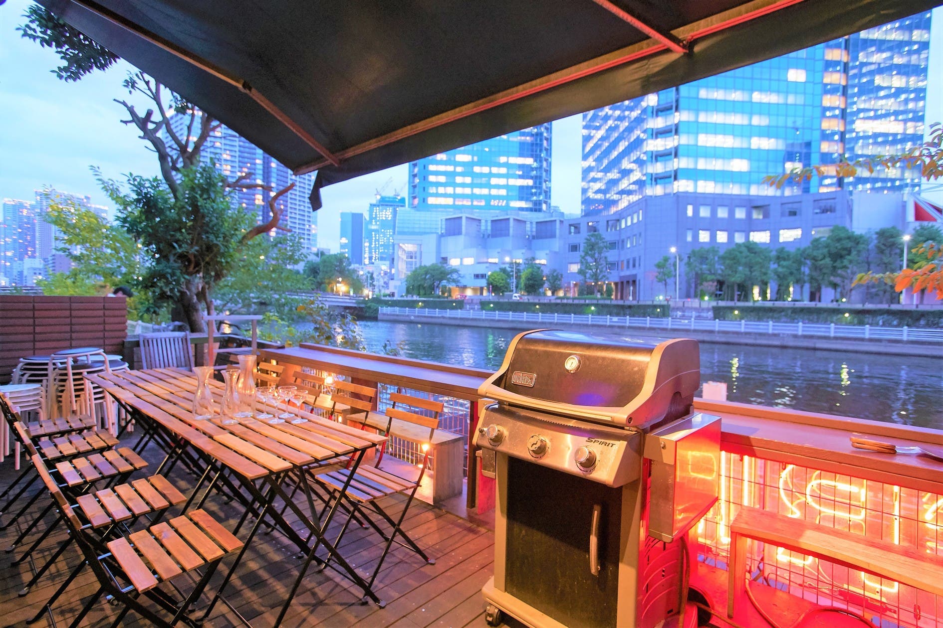 ✨桟橋付きテラスで非日常空間✨【貸切BBQ】Lounge CRIB★本格的BBQ！テラスには可動式の屋根があり雨天も安心‼の写真1