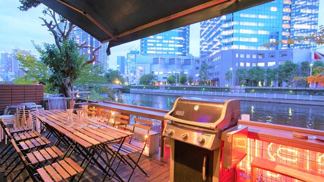 ✨桟橋付きテラスで非日常空間✨【貸切BBQ】Lounge CRIB★本格的BBQ!テラスには可動式の屋根があり雨天も安心‼の写真1