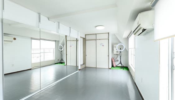 【新宿で24時間営業!】お芝居の稽古・ダンスができる/1.8m x 3.2mの大型鏡の写真1