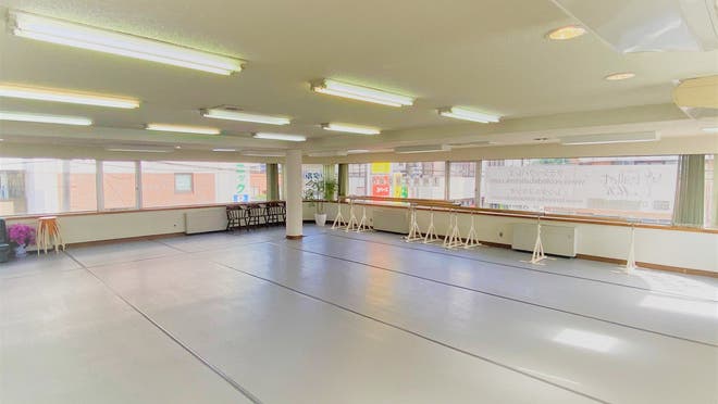 バレエレッスンに最適な広くて明るい レンタルスペースの写真1