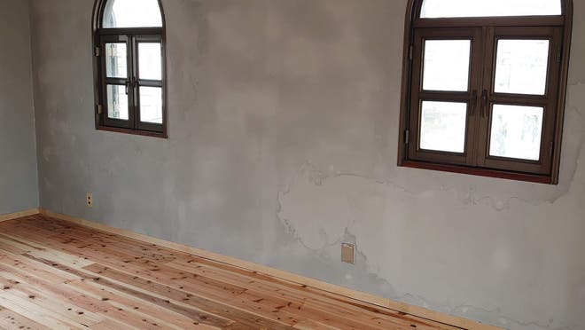 足立区伊興寺町の一角にある丸い西洋窓がおしゃれな一軒家の写真1