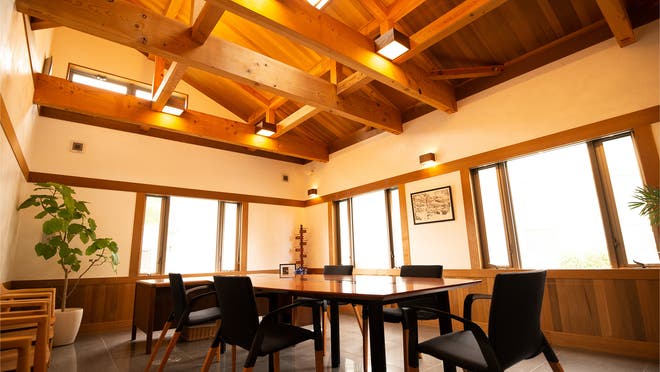 東京駅行き高速バス乗り場徒歩5分 広々30㎡ 清潔・快適な大テーブルの会議室で~10人程度の打ち合わせや勉強会等にの写真1