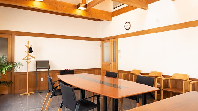 東京駅行き高速バス乗り場徒歩5分 広々30㎡ 清潔・快適な大テーブルの会議室で~10人程度の打ち合わせや勉強会等にの写真4