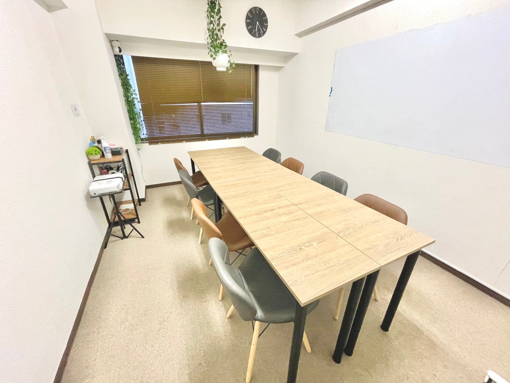 【新大阪駅東口１０秒❗️駅目の前】トイレ改装済⭐️無料WiFi⚡️プロジェクター無料貸出中✨個室・会議・面談《SS新大阪617》の写真8