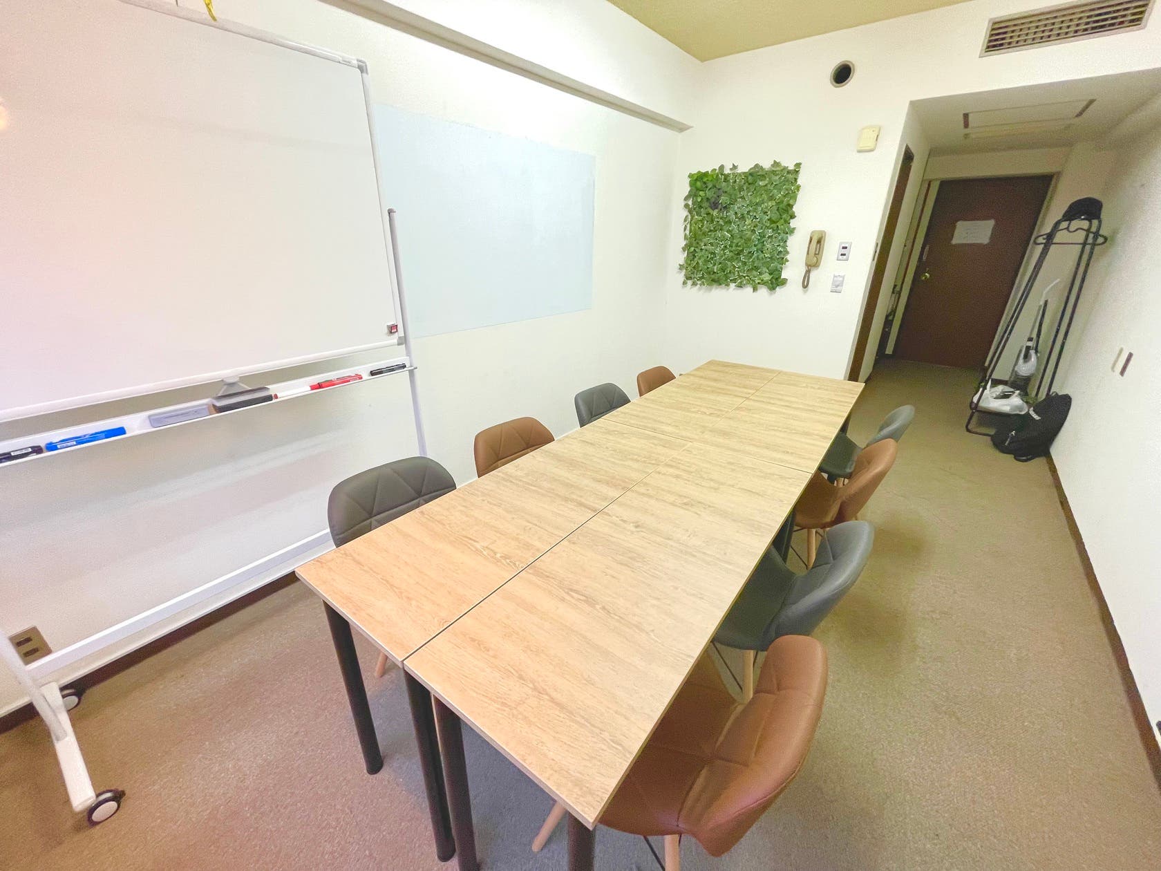 【新大阪駅東口１０秒❗️駅目の前】トイレ改装済⭐️無料WiFi⚡️プロジェクター無料貸出中✨個室・会議・面談《SS新大阪617》の写真4