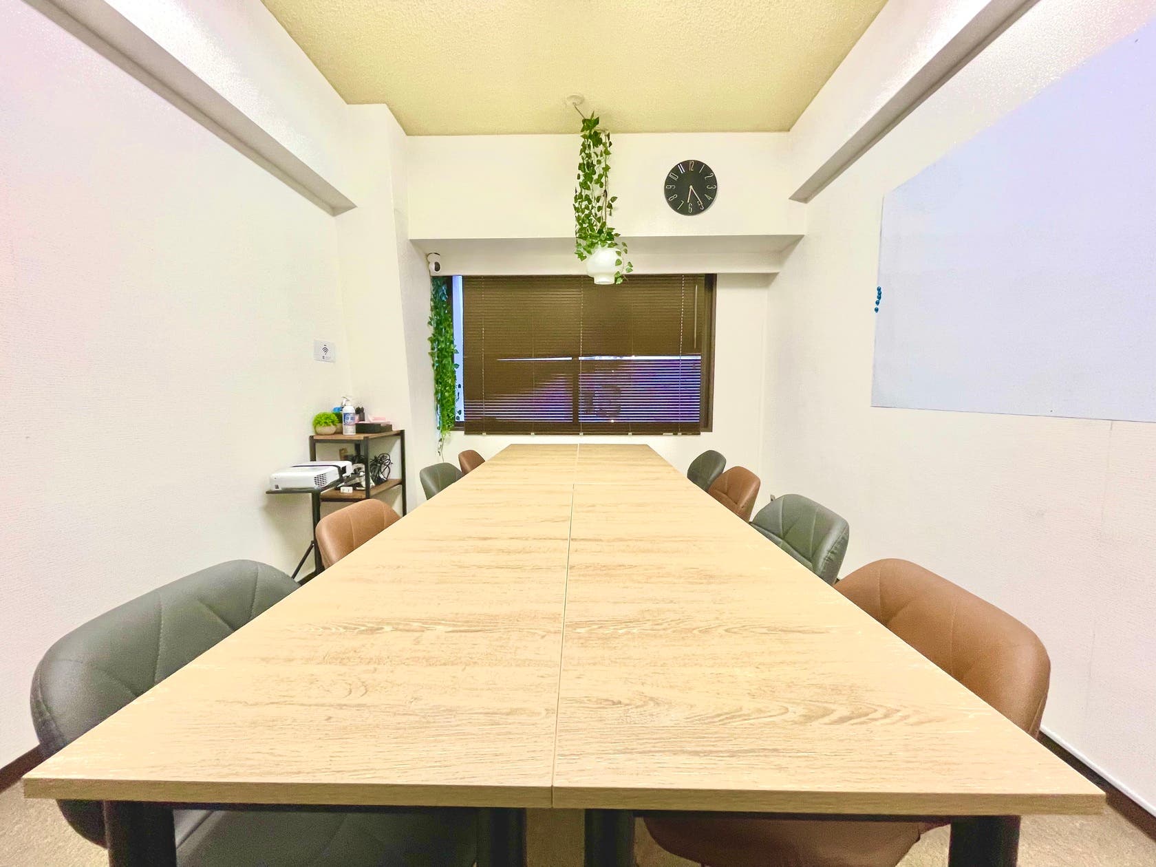 【新大阪駅東口１０秒❗️駅目の前】トイレ改装済⭐️無料WiFi⚡️プロジェクター無料貸出中✨個室・会議・面談《SS新大阪617》の写真12