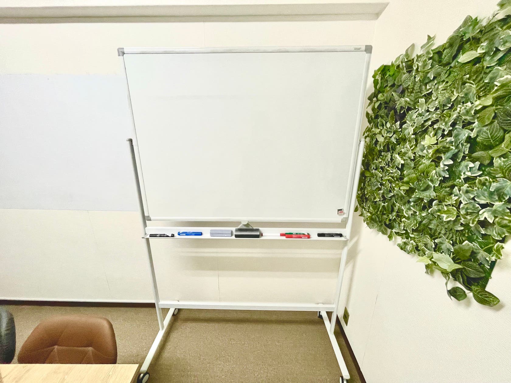 【新大阪駅東口１０秒❗️駅目の前】トイレ改装済⭐️無料WiFi⚡️プロジェクター無料貸出中✨個室・会議・面談《SS新大阪617》の写真11