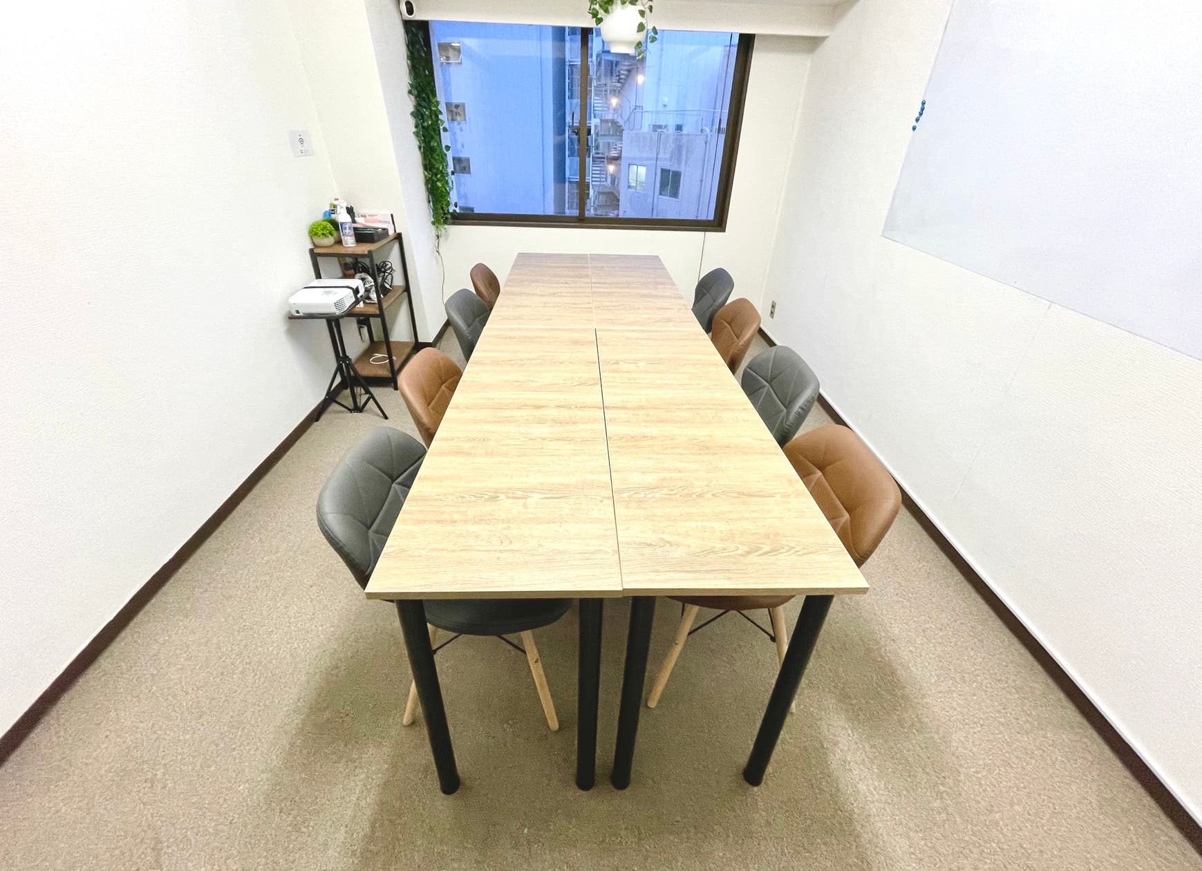 【新大阪駅東口１０秒❗️駅目の前】トイレ改装済⭐️無料WiFi⚡️プロジェクター無料貸出中✨個室・会議・面談《SS新大阪617》の写真13