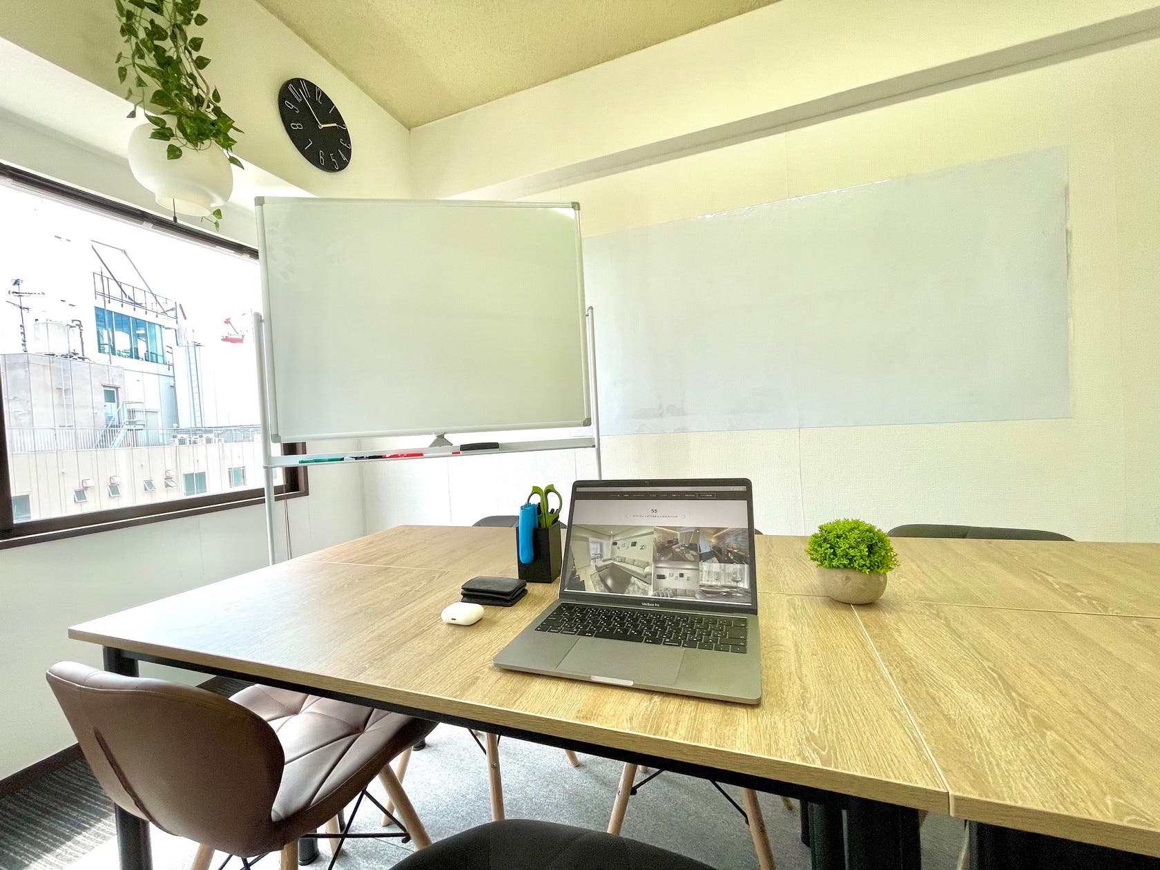 【新大阪駅東口１０秒❗️駅目の前】トイレ改装済⭐️無料WiFi⚡️プロジェクター無料貸出中✨個室・会議・面談《SS新大阪617》の写真9