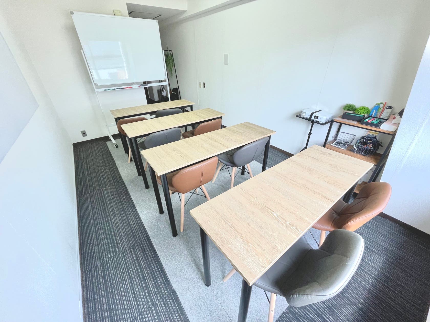 【新大阪駅東口１０秒❗️駅目の前】トイレ改装済⭐️無料WiFi⚡️プロジェクター無料貸出中✨個室・会議・面談《SS新大阪617》の写真17