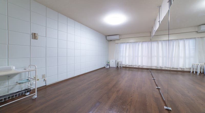 ＜新宿三丁目駅E1出口から徒歩2分＞ダンスができるレンタルスタジオ/幅4.0m高さ1.8mの鏡付き/少人数・個人練習に最適