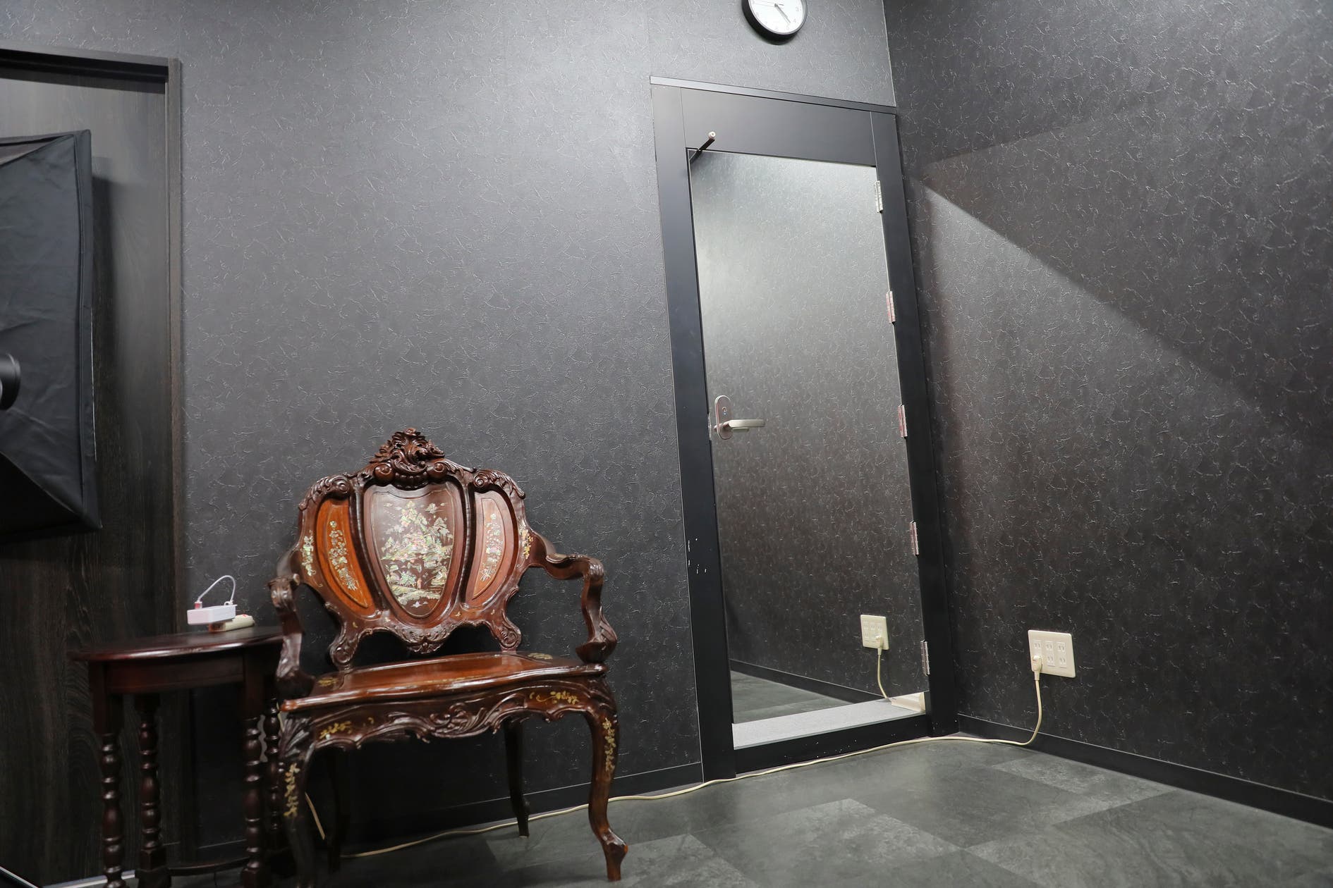 【ココスタジオ日本橋】黒の撮影ルーム📸 換気・定期消毒✨無料WiFi✨コスプレ撮影👚✨の写真9