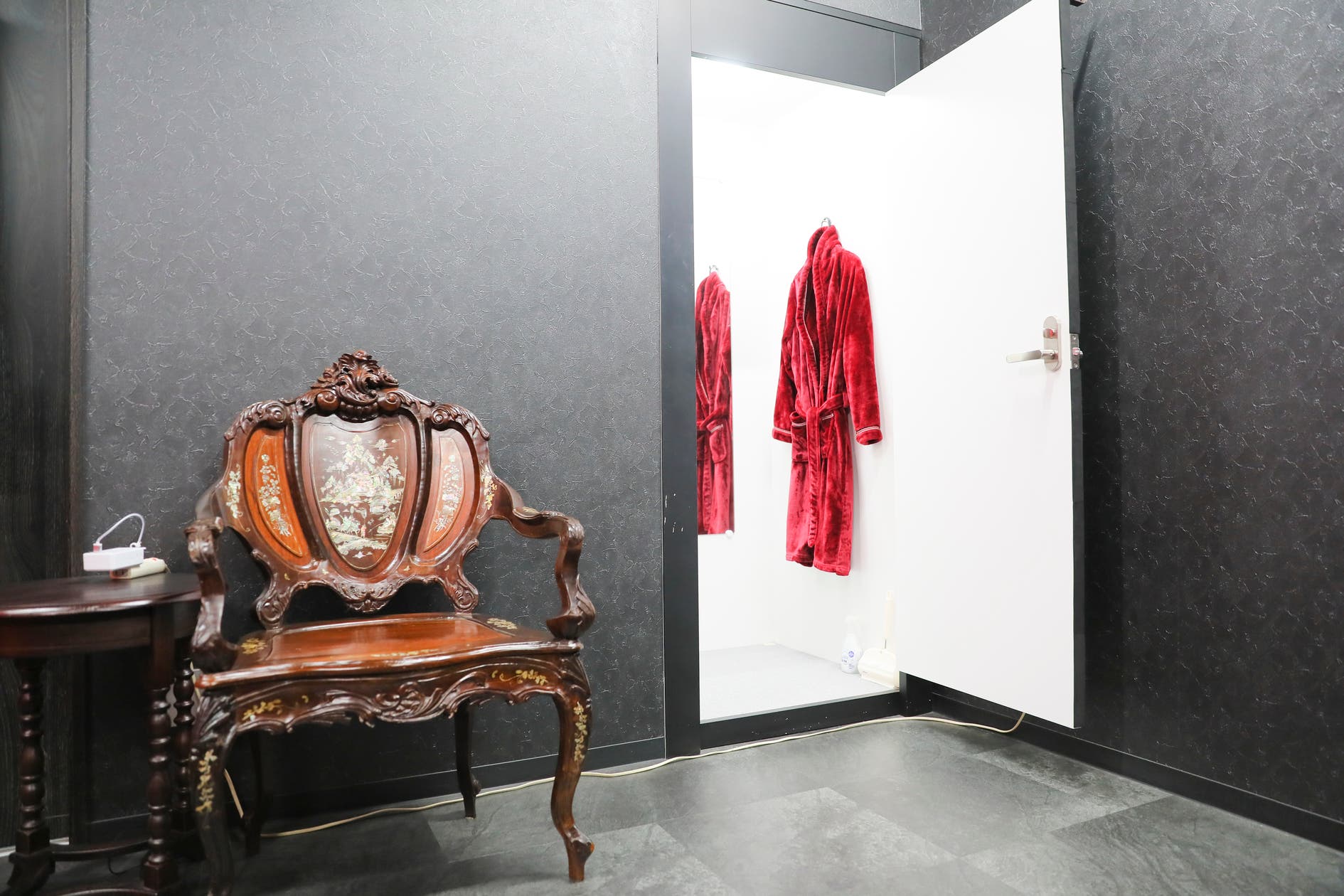 【ココスタジオ日本橋】黒の撮影ルーム📸 換気・定期消毒✨無料WiFi✨コスプレ撮影👚✨の写真10