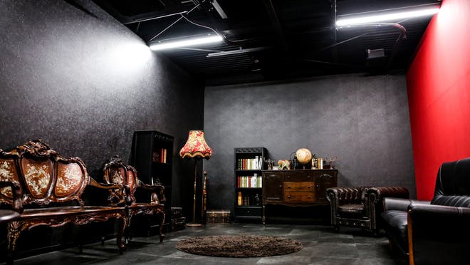 【ココスタジオ日本橋】黒の撮影ルーム📸 換気・定期消毒✨無料WiFi✨コスプレ撮影👚✨の写真1