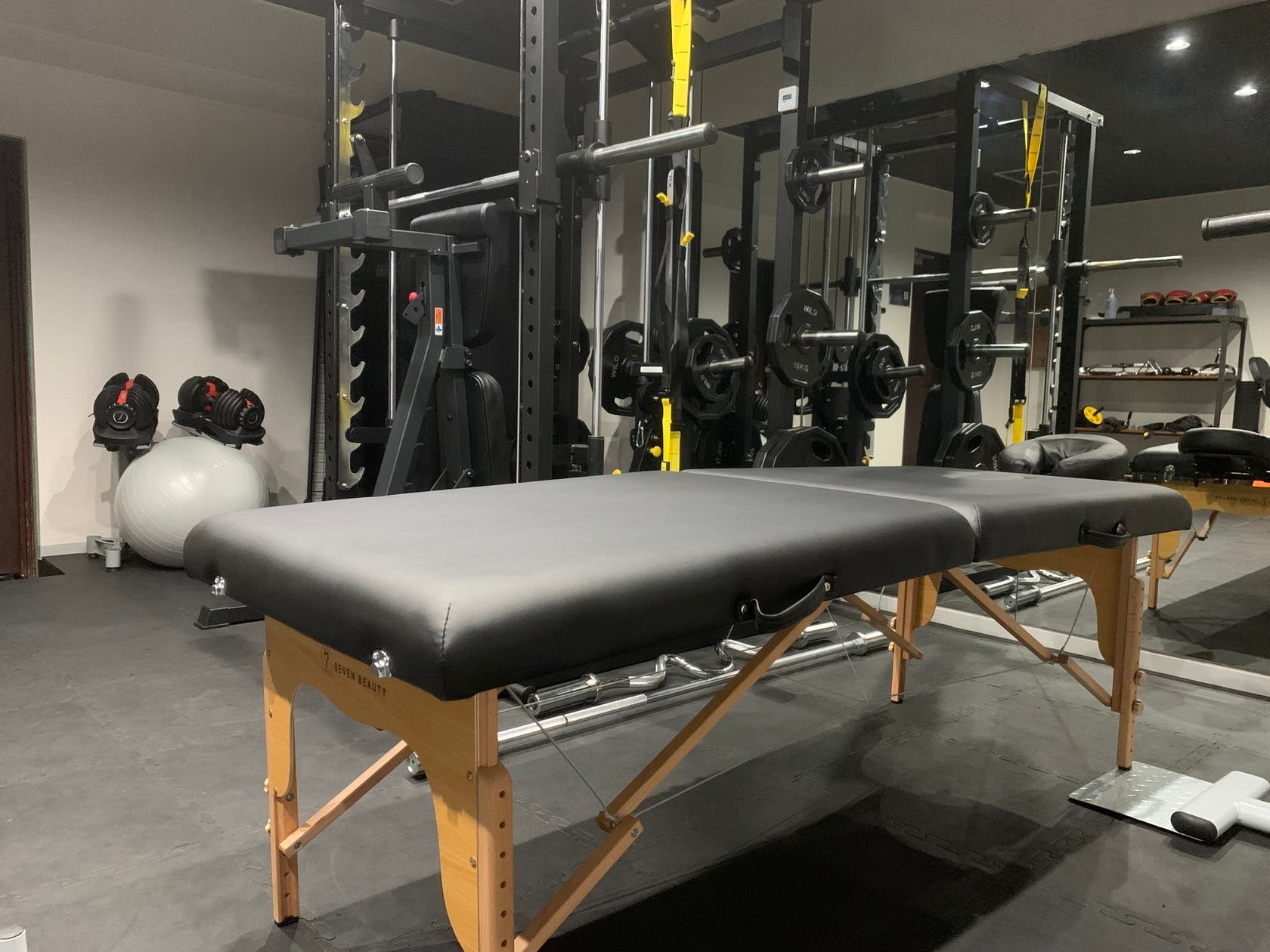 広々空間！【藤沢駅徒歩3分】『ルームランナー／施術ベッド有』完全個室・24時間利用のレンタルジムの写真8