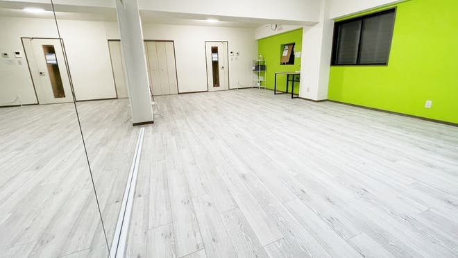 【広々45㎡】完全個室の全面鏡張|ダンス練習ができる【24時間営業】神戸御影の当日予約可能のレンタルダンススタジオの写真24