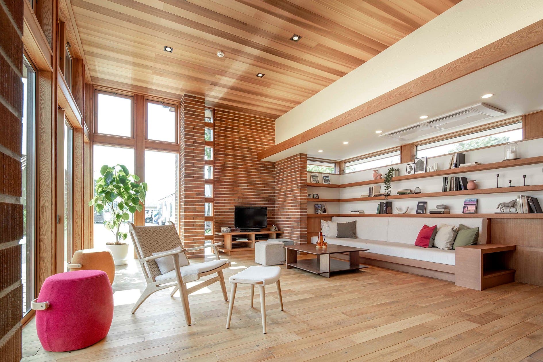 世界遺産建築家の意匠　自然光が美しく射す設計　重厚なレンガと無垢材・木目　洗練されたクラシックデザインの写真5