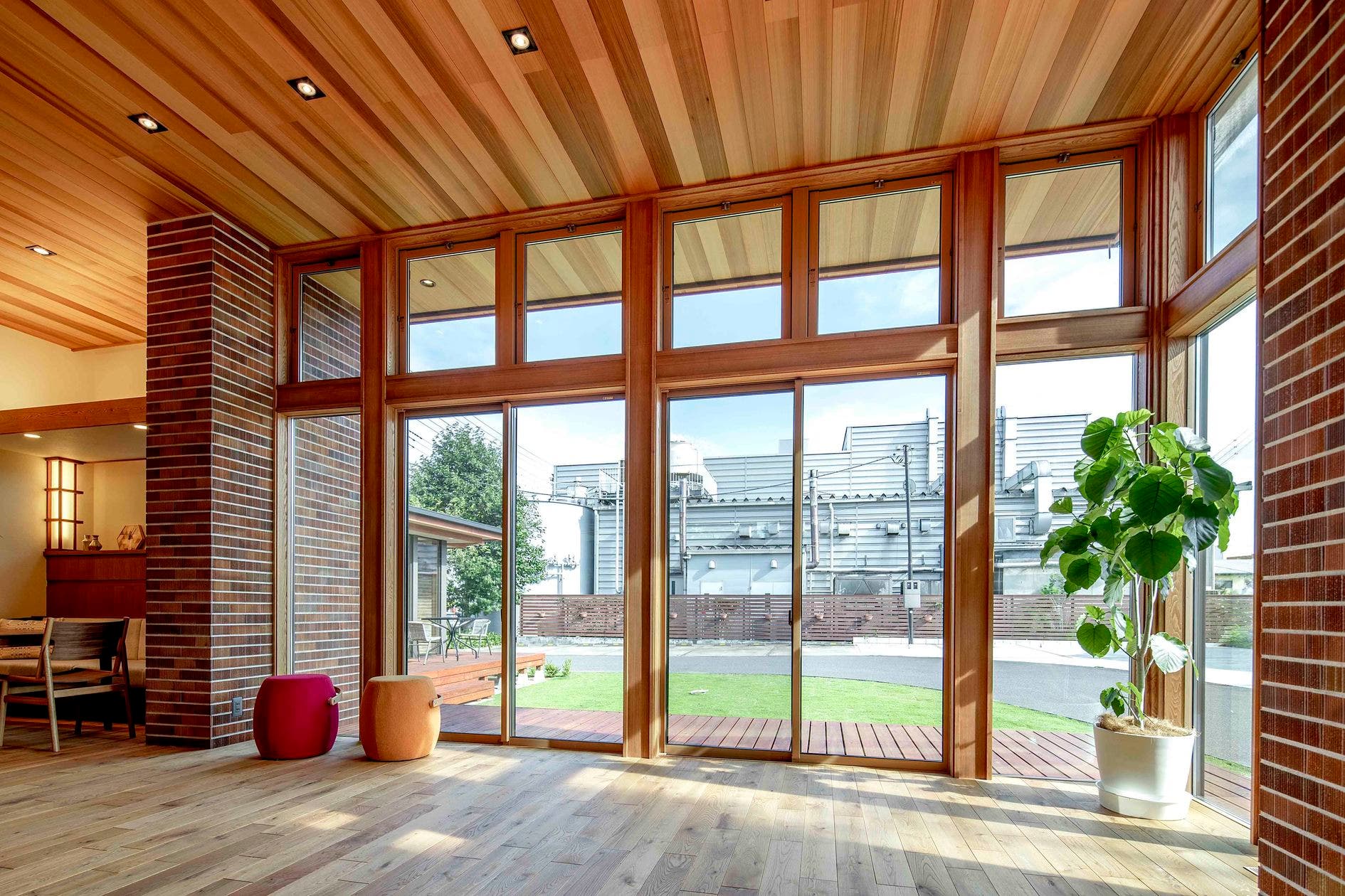 世界遺産建築家の意匠　自然光が美しく射す設計　重厚なレンガと無垢材・木目　洗練されたクラシックデザインの写真6
