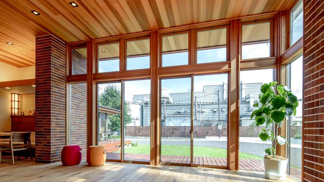 世界遺産建築家の意匠 自然光が美しく射す設計 重厚なレンガと無垢材・木目 洗練されたクラシックデザインの写真6