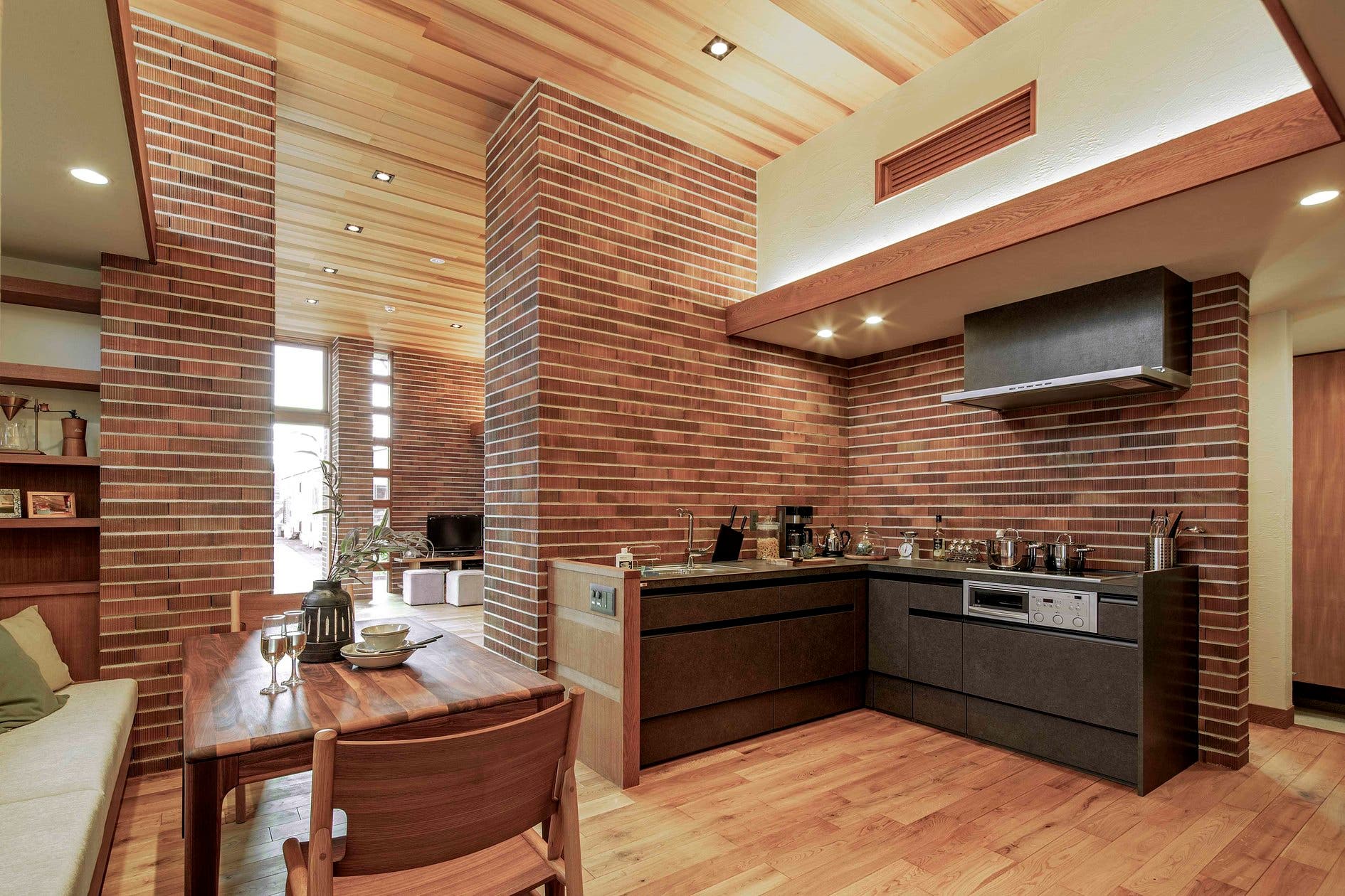 世界遺産建築家の意匠　自然光が美しく射す設計　重厚なレンガと無垢材・木目　洗練されたクラシックデザインの写真7