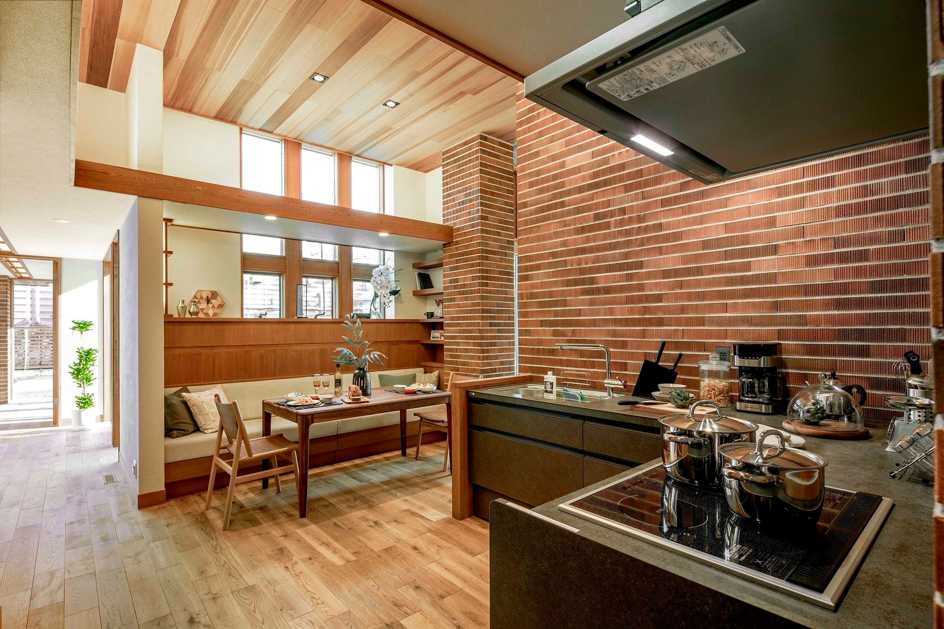 世界遺産建築家の意匠　自然光が美しく射す設計　重厚なレンガと無垢材・木目　洗練されたクラシックデザインの写真8