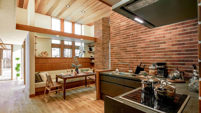 世界遺産建築家の意匠 自然光が美しく射す設計 重厚なレンガと無垢材・木目 洗練されたクラシックデザインの写真8